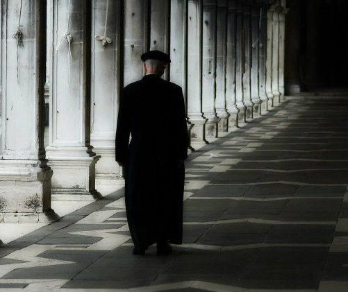 :: Corsia dei Servi :: Il vero sacerdote veste la talare